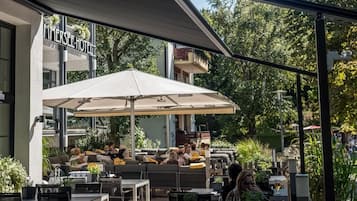 Terraço com espreguiçadeiras
