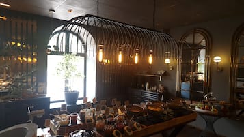 Café da manhã com buffet gråtis todos os dias
