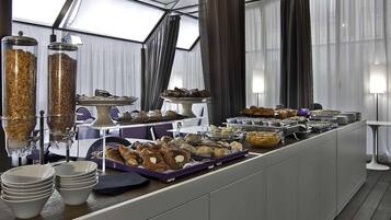 Pequeno-almoço tipo buffet diário (8.00 EUR por pessoa)