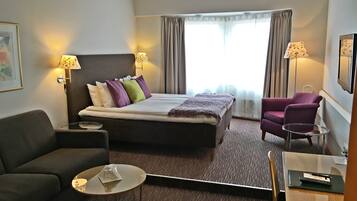 Quarto casal empresarial | Escrivaninha, cortinas blackout, ferros/tábuas de passar roupa