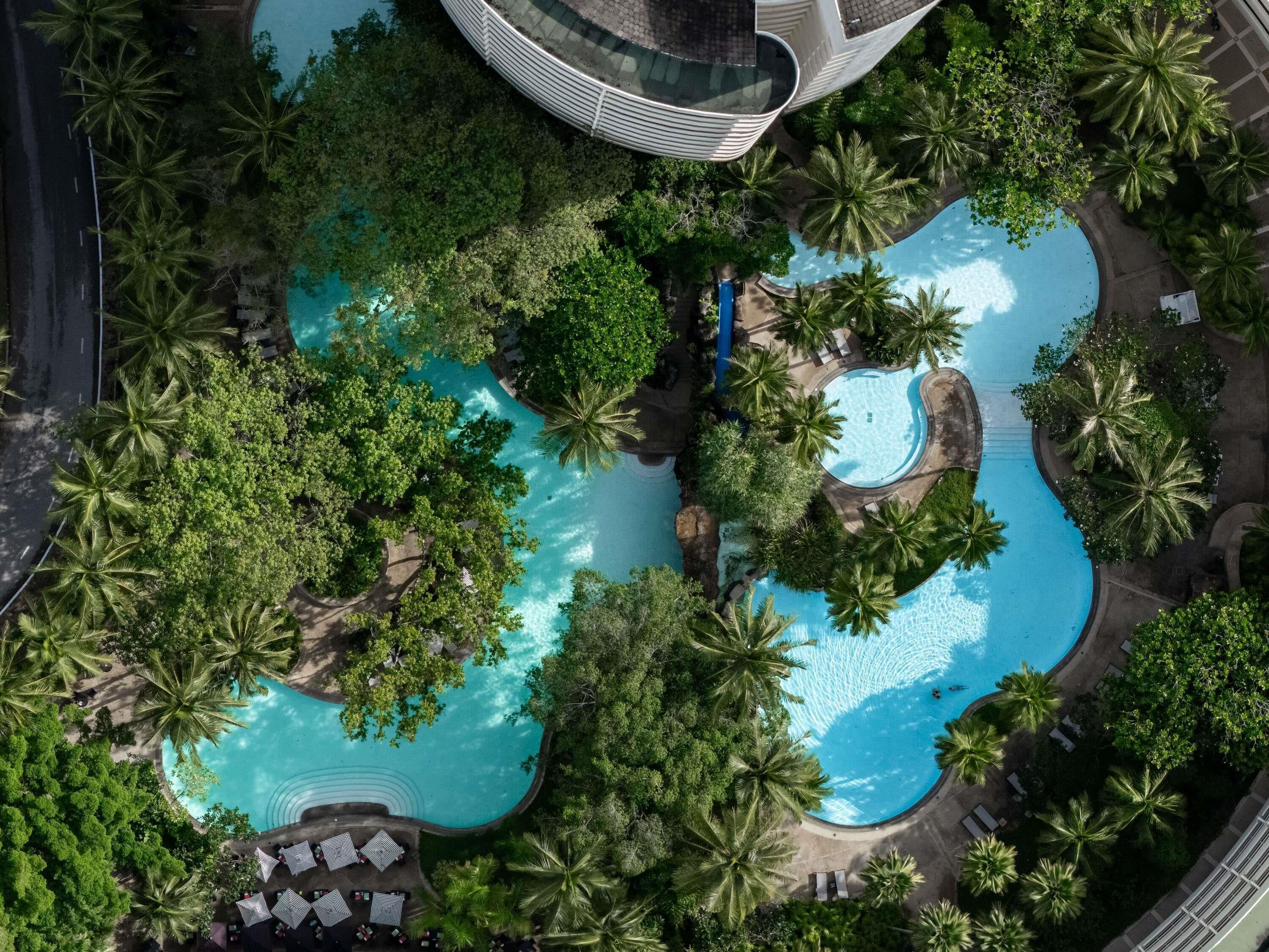 5 piscinas exteriores, toldos gratuitos, guarda-sóis 