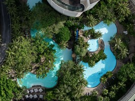 5 piscinas externas, barracas de cortesia, guarda-sóis