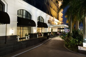 Fachada do alojamento (tarde/noite)