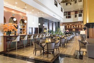 2 bares/lounges, saguão/lounge