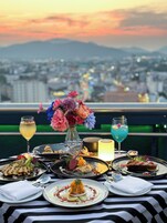 3 restaurantes, com serviço de café da manhã e almoço; culinária fusion