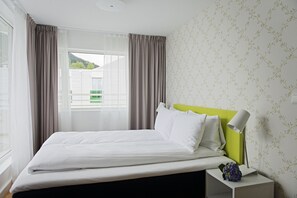 Suite, não fumadores, vista para o oceano | Minibar, secretária, secretária adequada para computadores portáteis 