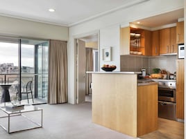 Suite Deluxe, 1 quarto (Marina) | Minibar, cofre no quarto, secretária, ferro/tábua de engomar 