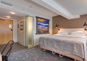 Quarto duplo standard | Escrivaninha, quartos à prova de som, ferros/tábuas de passar roupa