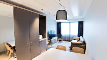 Suite Júnior, 1 cama king-size (extra bed possibility) | Cofre no quarto, cortinas/cortinados opacos, quartos insonorizados