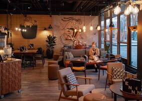4 restaurantes: servem almoços e jantares
