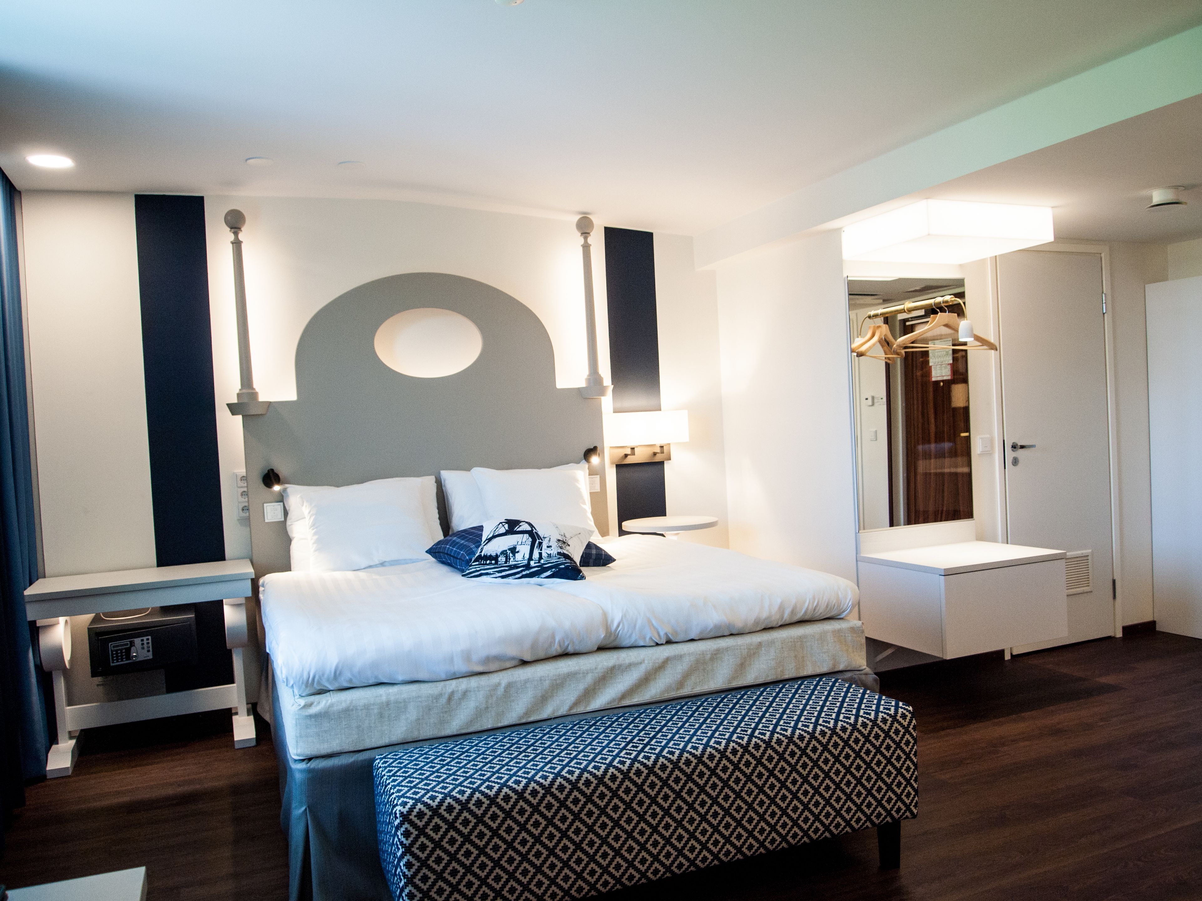 Minibar, cofre no quarto, secretária, quartos insonorizados 