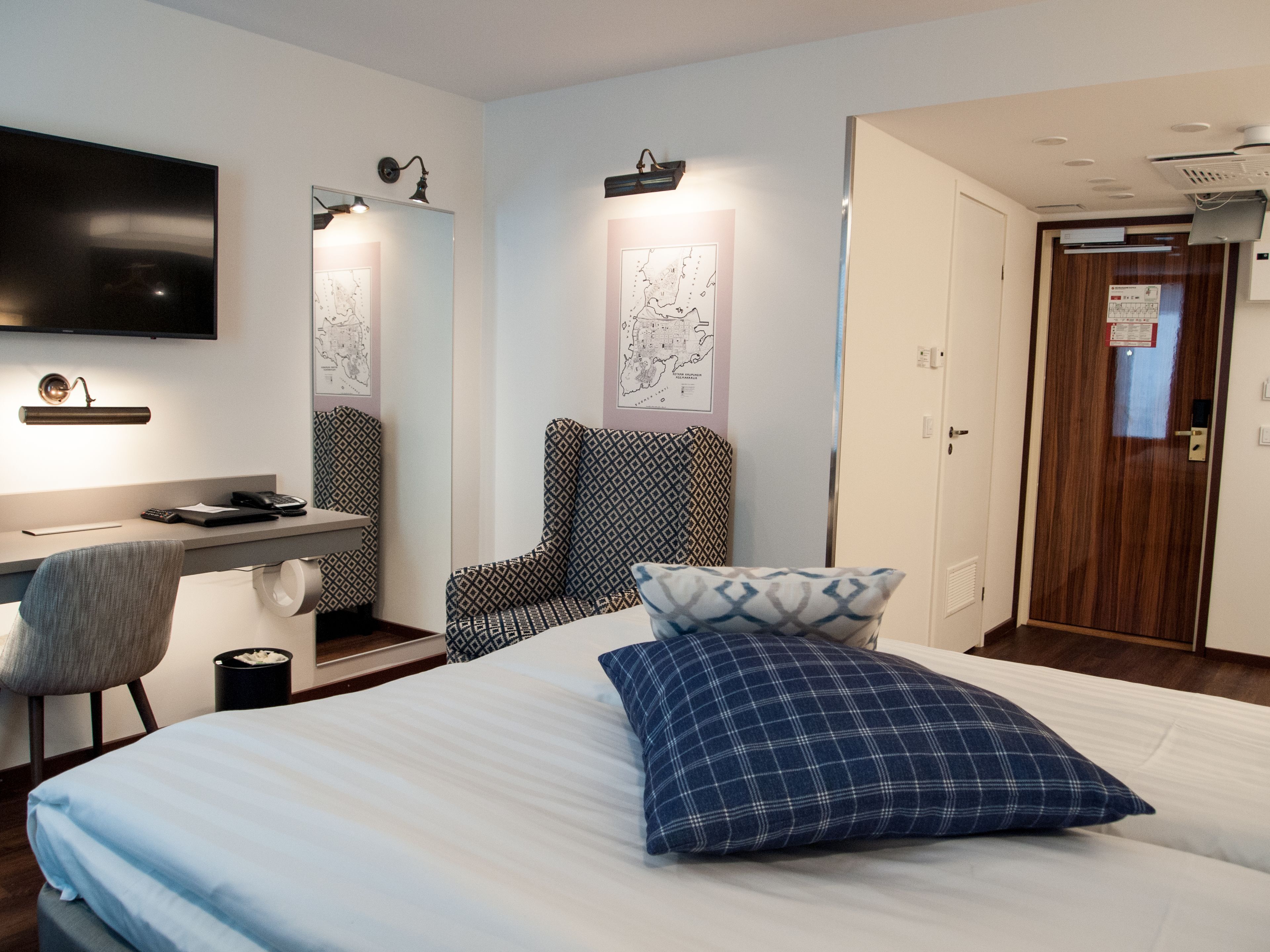 Minibar, cofre no quarto, secretária, quartos insonorizados 