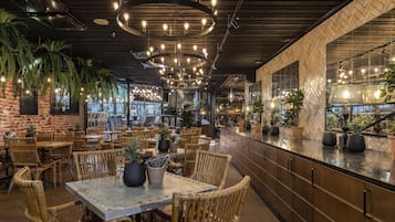 2 restaurantes, que servem almoços, jantares, também cozinha Tex-Mex