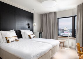 Frigobar, cofres nos quartos, escrivaninha