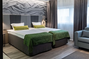 Quarto Standard (Family Four) | Minibar, cofre no quarto, secretária, cortinas/cortinados opacos 