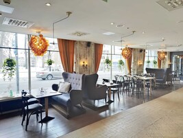 2 restaurantes: opção de café da manhã, almoço e jantar