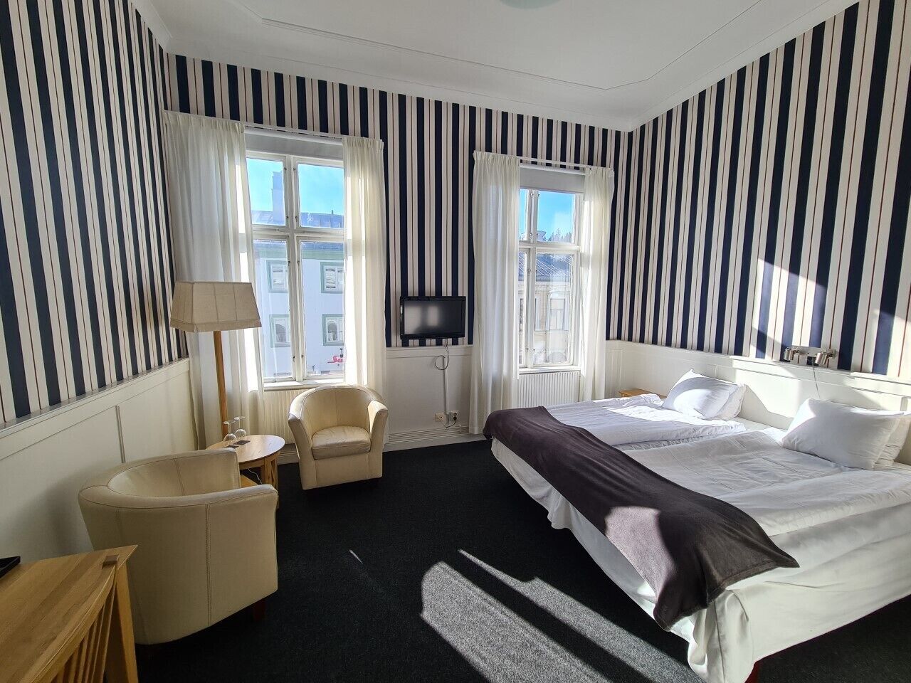 Quarto duplo superior | Escrivaninha, Wi-Fi de cortesia, roupa de cama