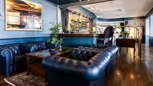 Uma área de bar com assentos de couro, balcão e um piano.