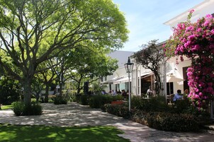 2 restaurantes, café da manhã, culinária internacional