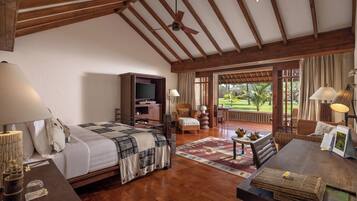 Quarto espaçoso com cama, escrivaninha, cadeira e televisão. Possui uma varanda com vista para o jardim.