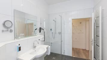 Quarto casal standard | Banheiro | Produtos de toalete grátis, secador de cabelo, chinelos