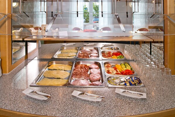 Café da manhã com buffet todos os dias (EUR 16 por pessoa)
