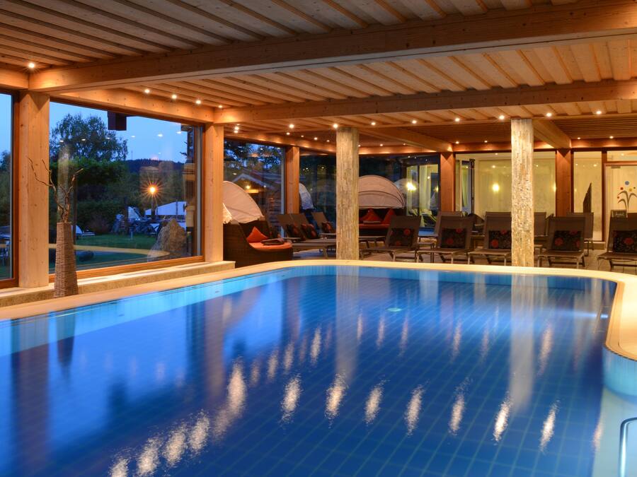 Piscina interior, piscina exterior, guarda-sóis, espreguiçadeiras