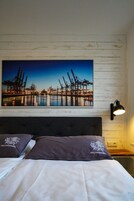 Apartamento (Bootshaus Deck 5) | Área de estar | TV de tela plana, tablet