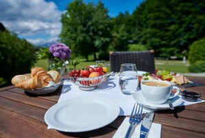 Café da manhã com buffet grátis todos os dias