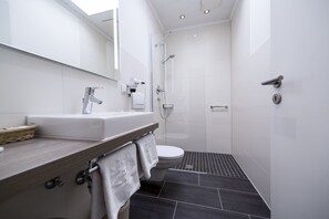 Cofre no quarto, secretária, quartos insonorizados, camas desdobráveis 
