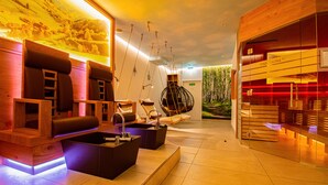 Uma área de spa moderna com mobiliário de madeira, uma cadeira de massagem e uma mesa de massagem fixada na parede.