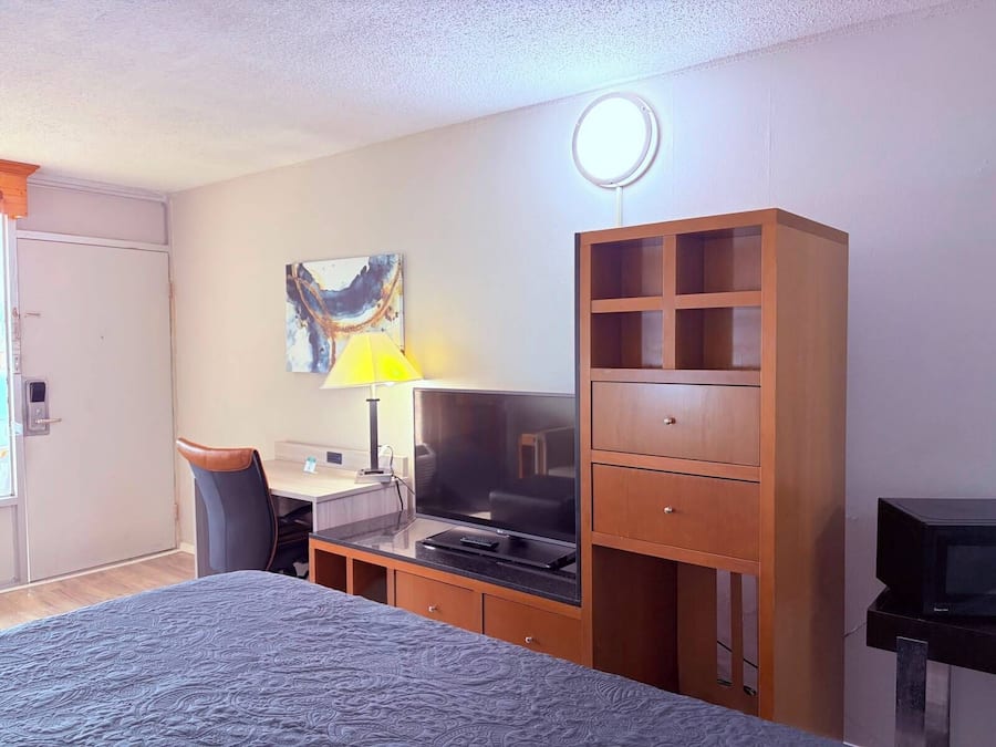 Quarto, 2 camas queen-size, não fumadores | 1 quarto, secretária, Wi-fi grátis, roupa de cama fornecida