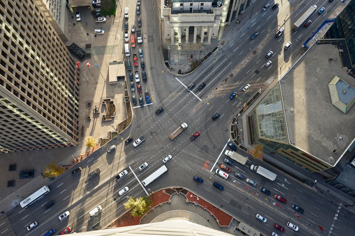 Um entroncamento urbano com vários níveis, veículos e edifícios.