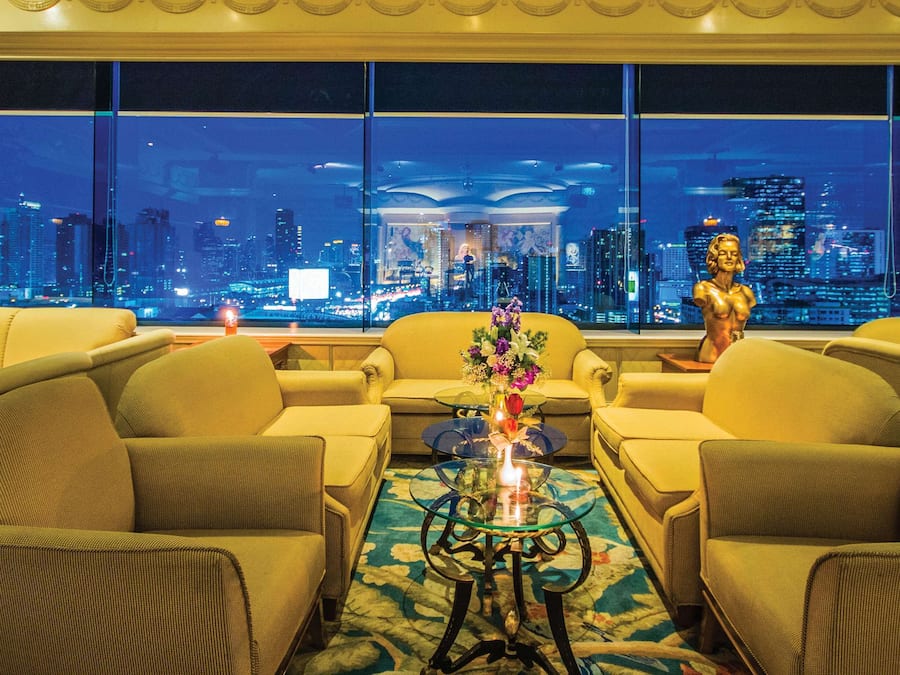 4 restaurantes, que servem almoços, jantares, também cozinha tailandesa