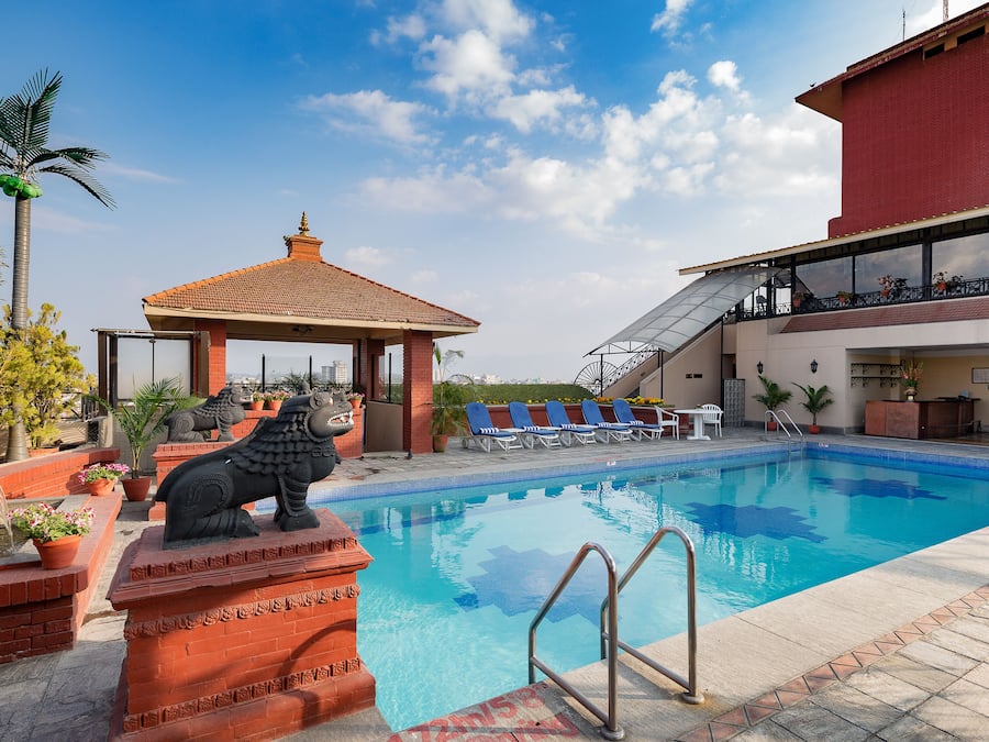 Piscina exterior, espreguiçadeiras