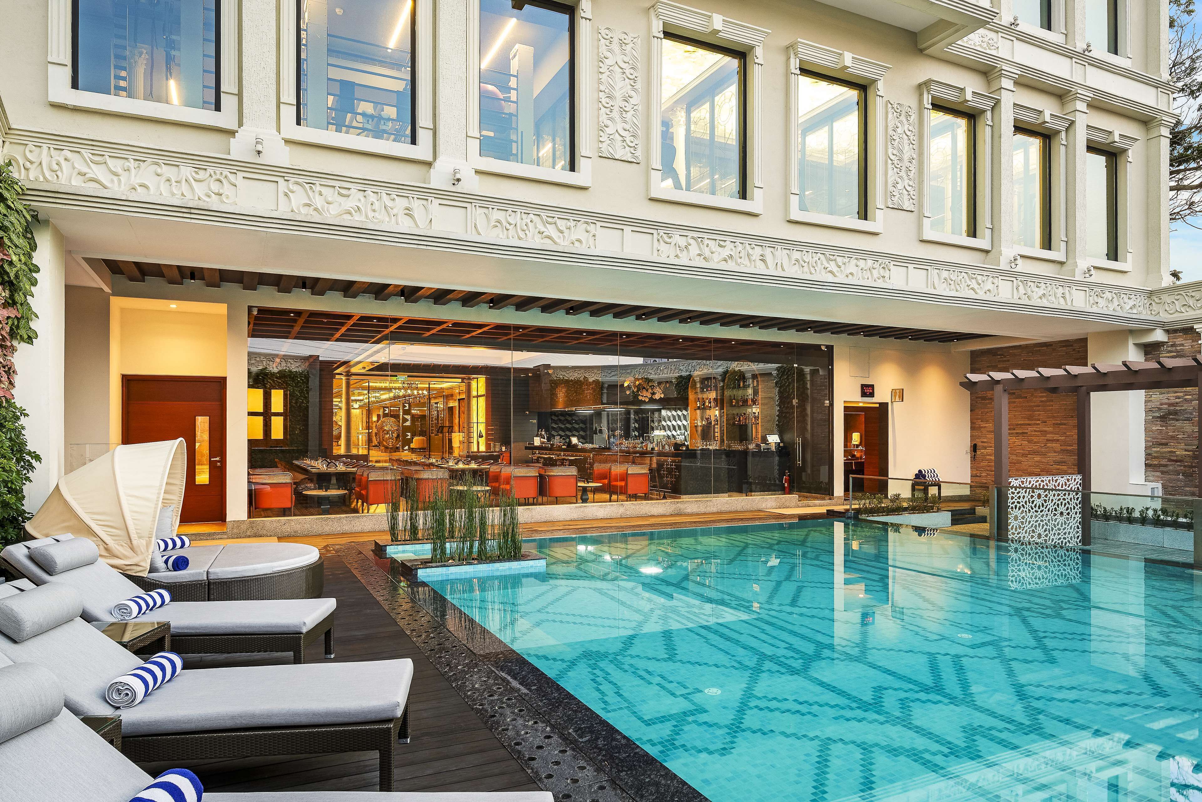 Piscina exterior, espreguiçadeiras 