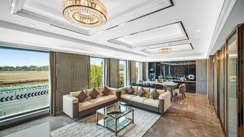 Presidential PentHouse Suite with Airport Transfers and Club Lounge access | Sala de estar | Smart TV, base para iPod, filmes em estreia, serviços de streaming