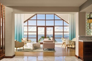 Suite Royal, 1 cama king-size, vista para o oceano | Sala | Televisor LCD de 55 polegadas com canais via satélite, televisor 