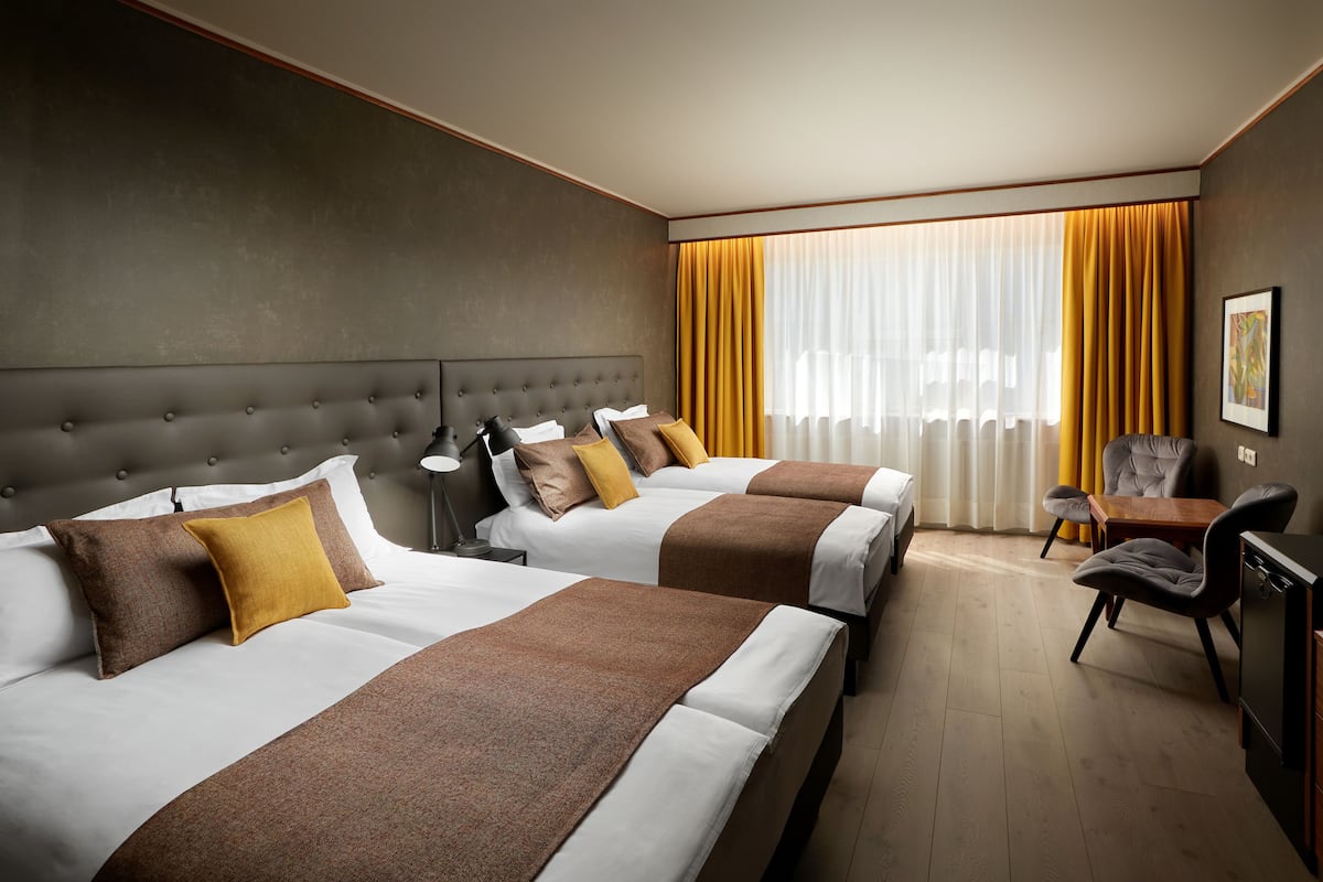 Superior Twin Room - Free Spa Access | Cofres nos quartos, cortinas blackout, ferros/tábuas de passar roupa