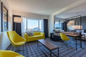 Roupa hipoalergénica, minibar, cofre com capacidade para portátil 