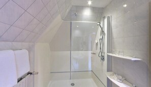 Produtos de toalete grátis, secador de cabelo, toalhas de banho