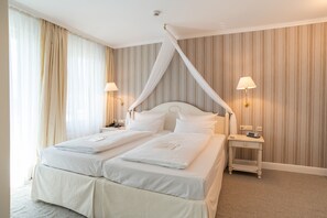 Suíte | Frigobar, cofres nos quartos, escrivaninha, Wi-Fi de cortesia