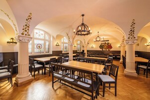 2 restaurantes, jantar, culinária internacional