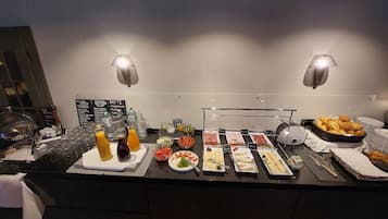Café da manhã com buffet diário (EUR 21.50 por pessoa)