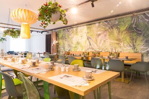 Café da manhã com buffet todos os dias (EUR 15.00 por pessoa) 