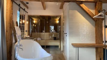 Spa suite with Sauna | Casa de banho | Um polibã, um secador de cabelo, toalhas fornecidas