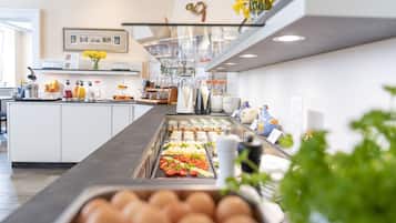 Pequeno-almoço tipo buffet diário (17 EUR por pessoa)