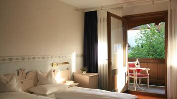 Quarto casal conforto | Cofres nos quartos, individualmente decorados