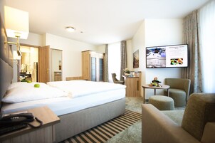 Roupas de cama antialérgicas, frigobar, cofres nos quartos