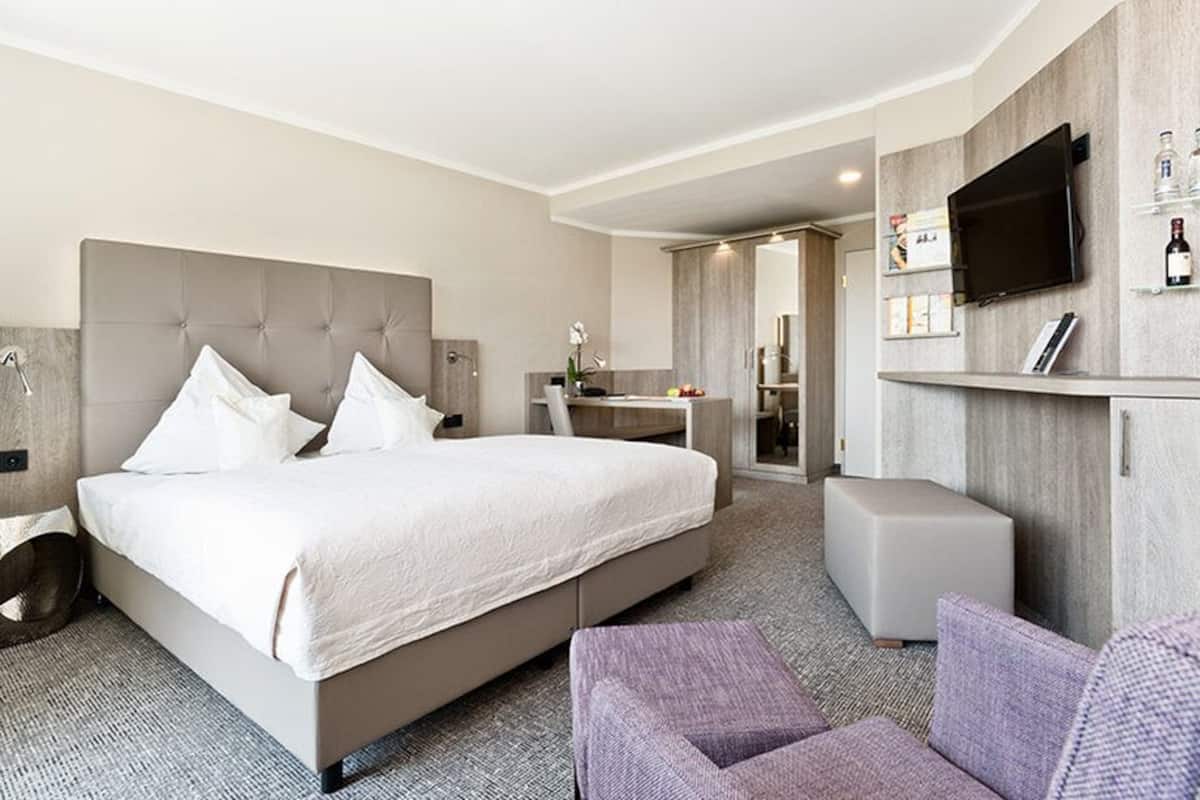 Quarto Duplo | Roupa de alta qualidade, minibar, cofre no quarto, secretária 